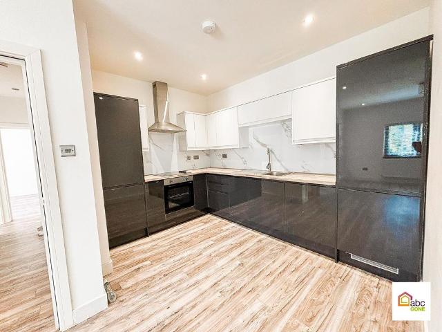 Flat, London Road North, Merstham. 2 bed flat to rent £1,750 pcm £404 pw