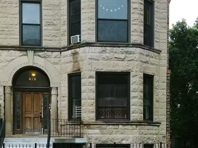 Flat, Low Rise 1 3 Stories, Residential Rental Chicago, IL.