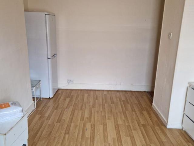 Flat, Park Street, Luton LU1, Studio to rent, £700 pcm | PrimeLocation