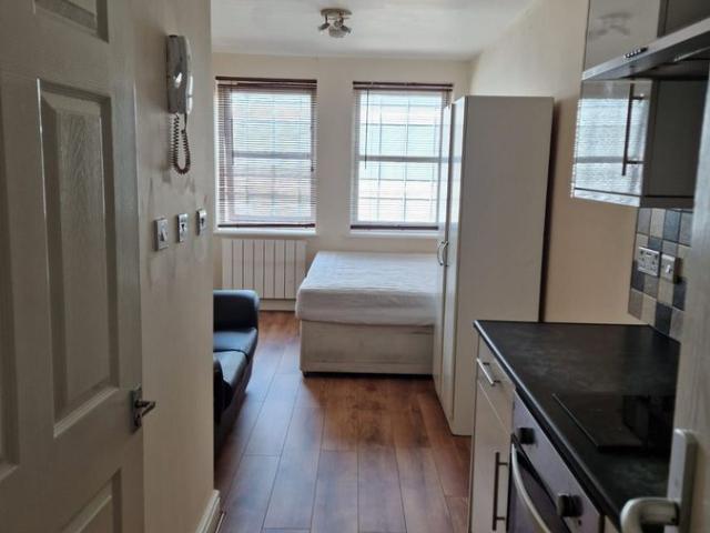 Flat, Park Street, Luton LU1, Studio to rent, £700 pcm | PrimeLocation