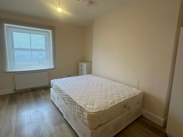Flat, Park Street, Luton LU1, Studio to rent, £750 pcm | PrimeLocation