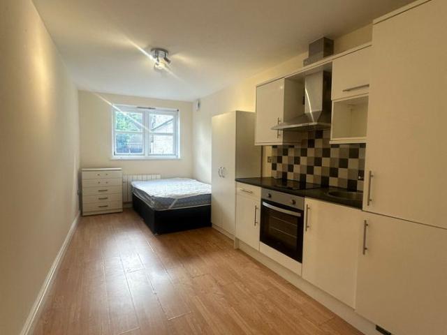 Flat, Park Street, Luton LU1, Studio to rent, £850 pcm | PrimeLocation