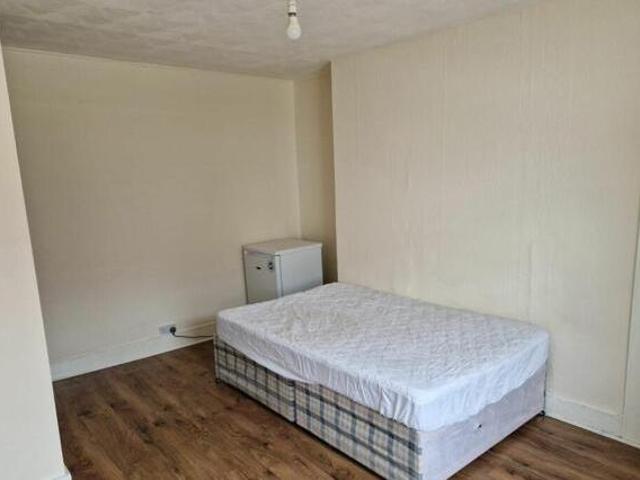 Flat, Park Street, Studio Flat For
