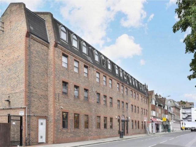 Flat, Penn Court, North End Road. 1 bed apartment to rent £1,825 pcm £421 pw