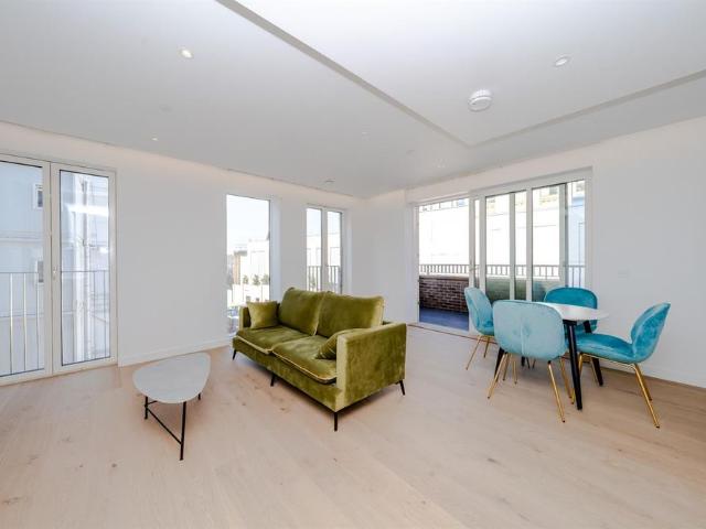 flat Peterborough house, 1 jubilee walk, London,WC1X 0BU