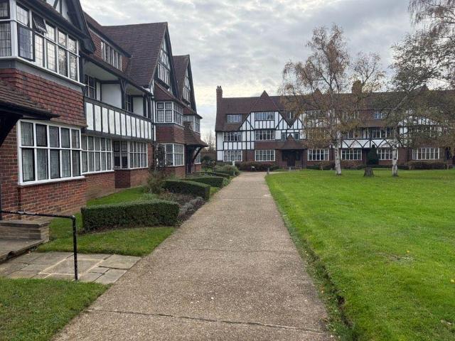 Flat, Rutland Court, Queens Drive. 3 bed flat to rent £2,650 pcm £612 pw
