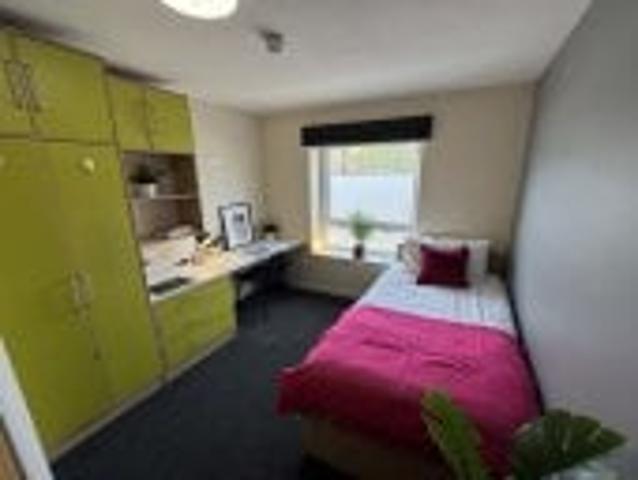 flat share in Flewitt House, Beeston, NG9 2AR