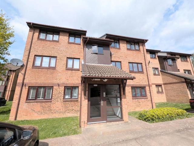 Flat to let in Wallis Way, Horsham, RH13 RH13 6SS | Courtney Green