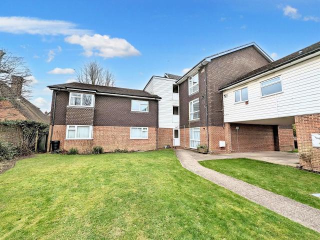 Flat to let in Wimblehurst Road, Wimblehurst Court Wimblehurst Road, RH12 RH12 2AQ | Courtney Green
