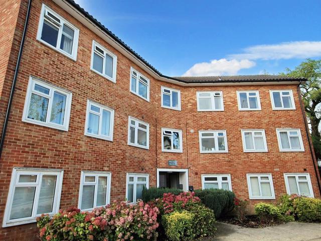 Flat to let in Bishopric, Horsham, RH12 RH12 1TP | Courtney Green