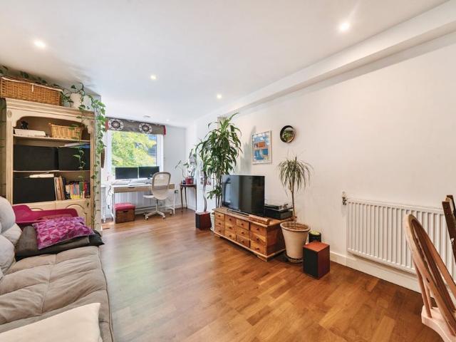 Flat to rent 21 Wharf Street, London, SE8