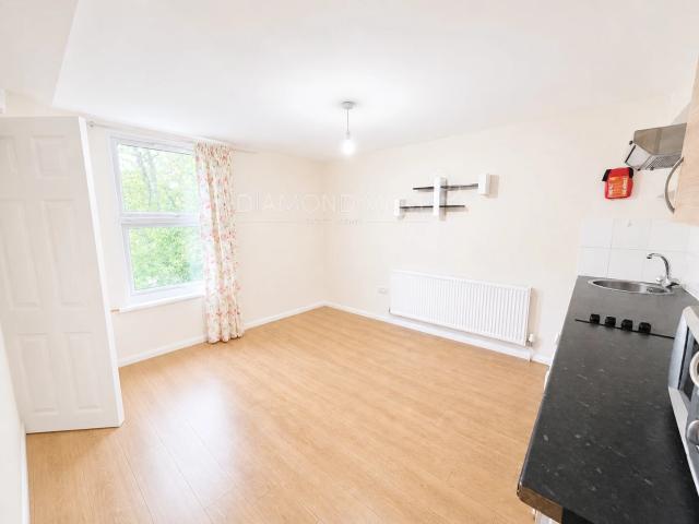 Flat To Rent £895 pcm