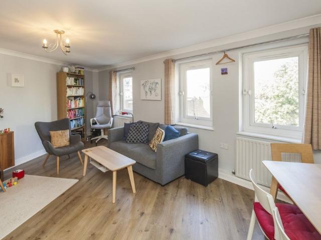 Flat to rent Colegrove Road, London, SE15