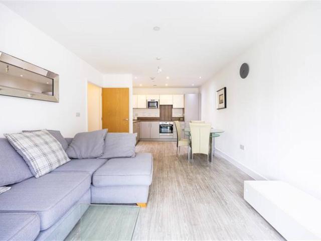 Flat to Rent: Connaught Heights, E16