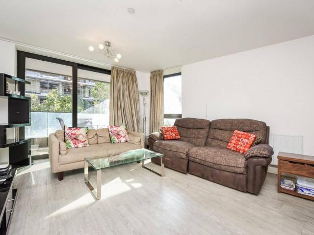 Flat to Rent: Connaught Heights, E16