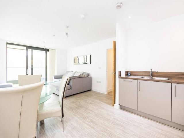 Flat to Rent: Connaught Heights, E16