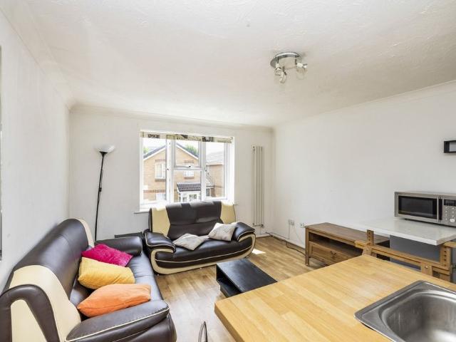 Flat to rent Cadet Drive, London, SE1