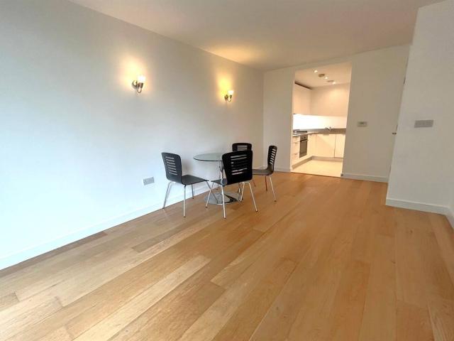 Flat to Rent: Cardinal Building, High Point Village, Hayes, UB3