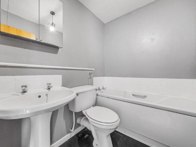 Flat to rent Clifton Walk, Dartford, DA2