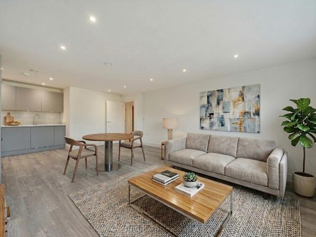 Flat to rent Croydon Road, Beckenham, BR3