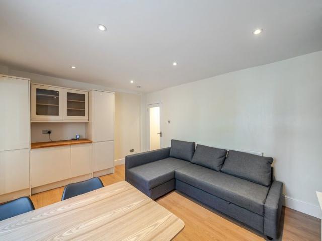 Flat to rent Ashburnham Grove, London, SE10