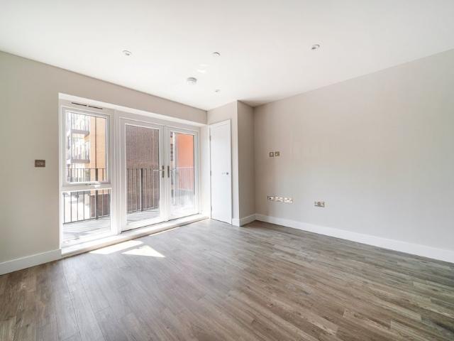 Flat to rent Barley Close, Greenhithe, DA9