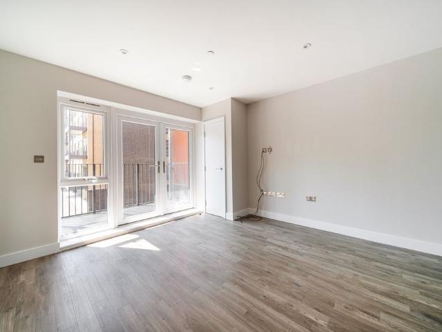 Flat to rent Barley Close, Greenhithe, DA9