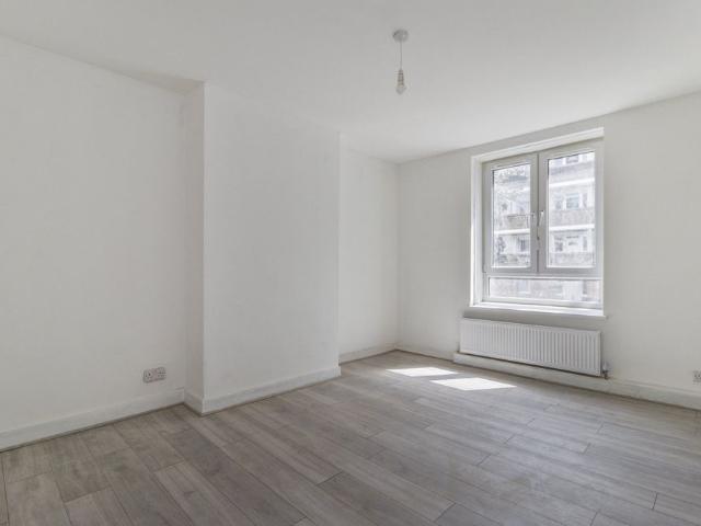 Flat to rent Barnfield Road, London, SE18