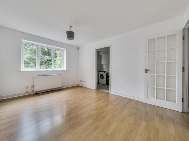 Flat to rent Basevi Way, London, SE8