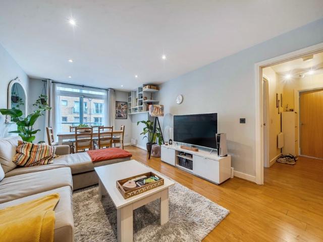 Flat to rent Birdwood Avenue, London, SE13