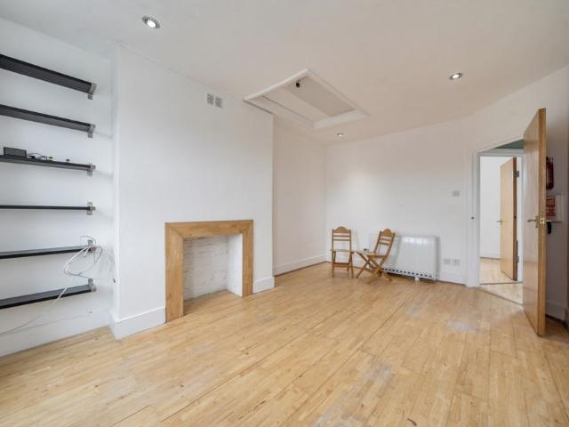 Flat to rent Blythe Hill, London, SE6