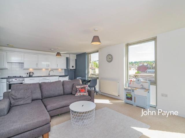Flat to rent Bloomfield Road, London, SE18