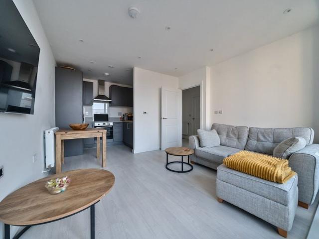 Flat to rent Brewers Square, Dartford, DA1
