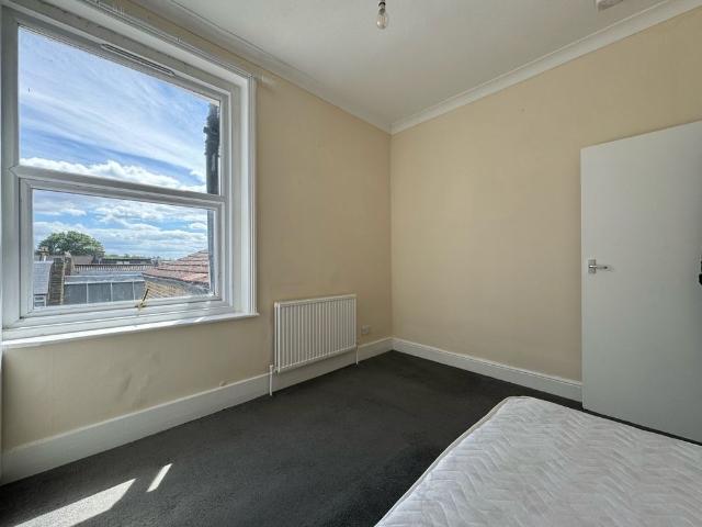 Flat to rent Brownhill Road, London, SE6