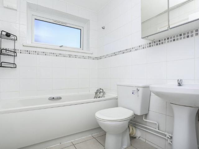 Flat to rent Burnt Ash Hill, Lee, SE12