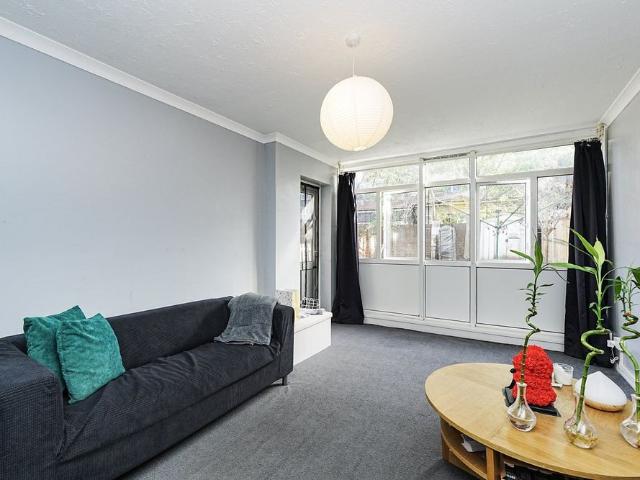 Flat to rent Gavestone Road, London, SE12