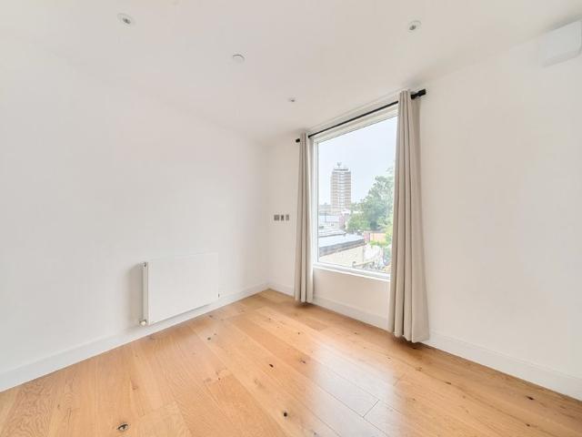 Flat to rent Deptford Broadway, London, SE8