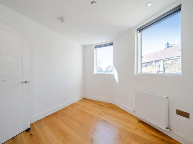 Flat to rent Deptford Broadway, London, SE8