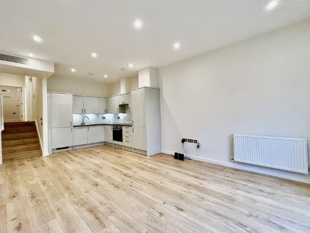 Flat to Rent: Eaton Rise, London, W5 2HE