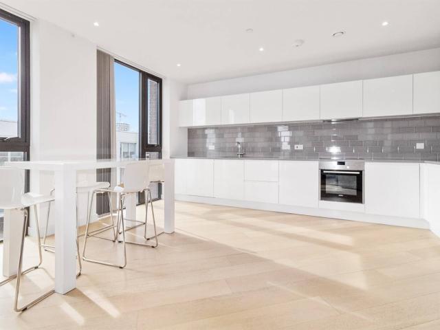 Flat to Rent: Echo Court, E16