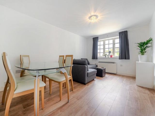 Flat to rent Edith Cavell Way, London, SE18