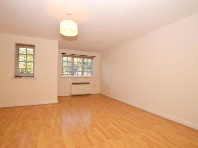 Flat to rent Edith Cavell Way, London, SE18