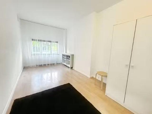 Flat to rent, Foresters Drive, Wallington, SM6 £1,050 pcm