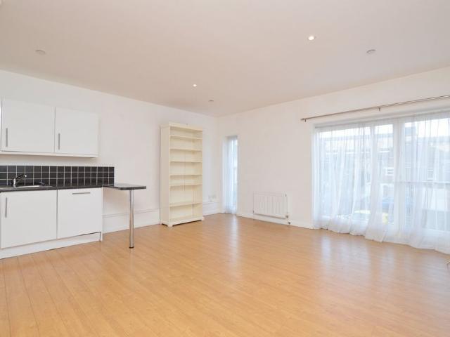 Flat to rent Furley Road, London, SE15
