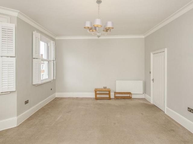 Flat to rent Knighton Park Road, London, SE26