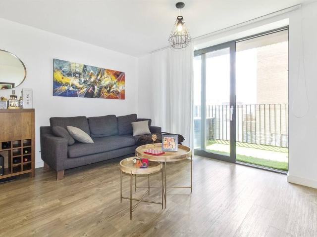 Flat to Rent: Kingfisher Heights, E16