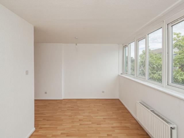 Flat to rent Hazel Grove, London, SE26