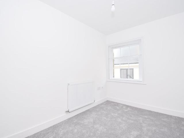 Flat to rent Harmer Street, Gravesend, DA12