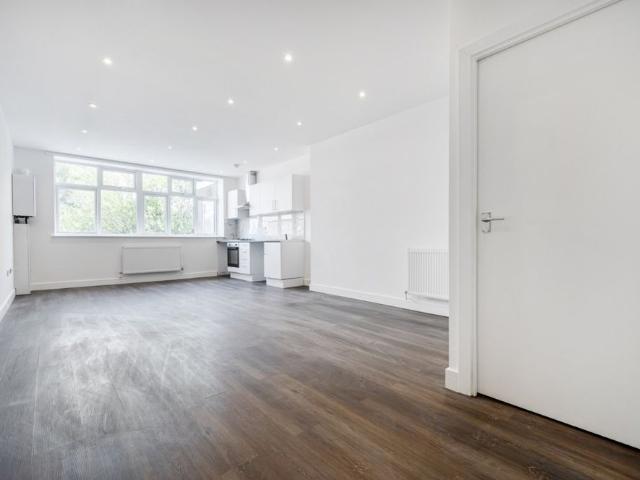 Flat to rent High Street, Sittingbourne, ME10