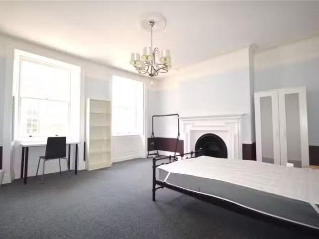 Flat to rent, High Street, Rochester, ME1 £700 pcm